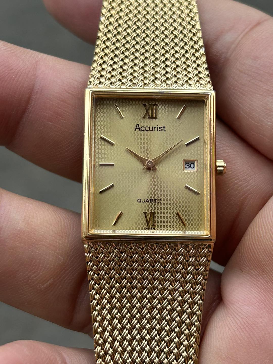 Accurist quartz watch, case no.252000, made in Japan. – Long's Fine Watches