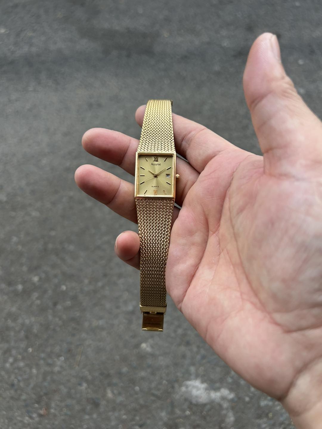 Accurist quartz watch, case no.252000, made in Japan. – Long's Fine Watches