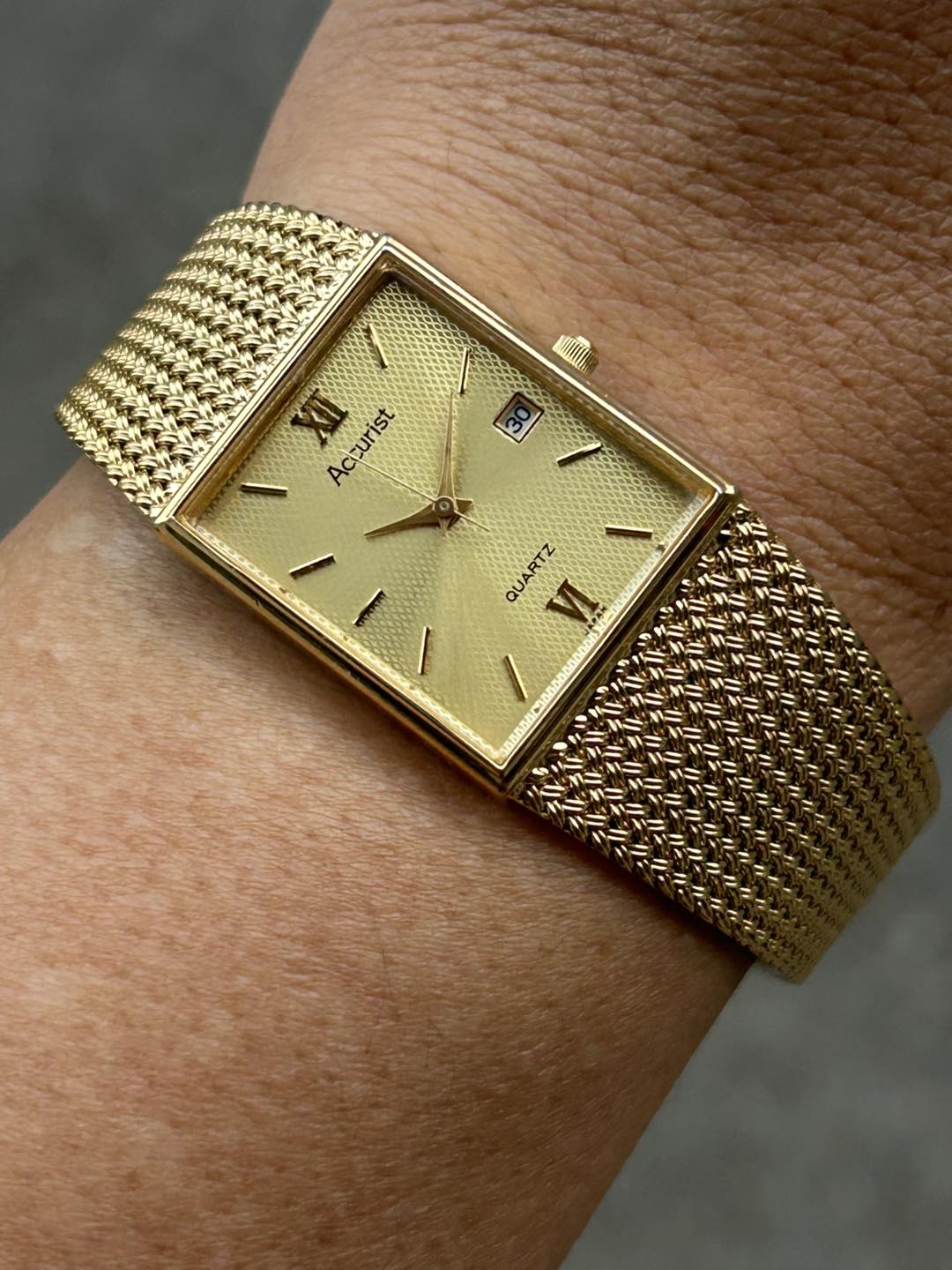 Accurist quartz watch, case no.252000, made in Japan. – Long's Fine Watches